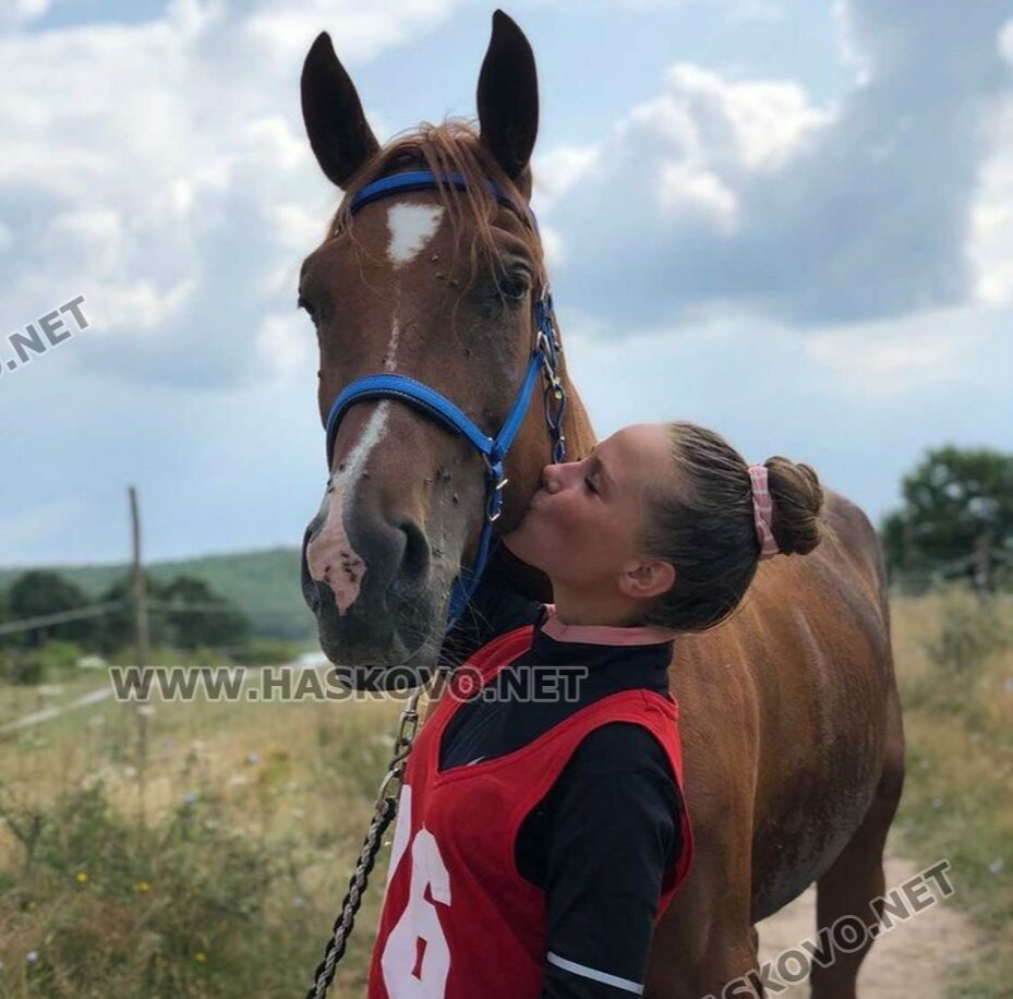 Хасковлийката Никол Добрева и кобилата Миа с победа в състезание по конен спорт - Haskovo.NET
