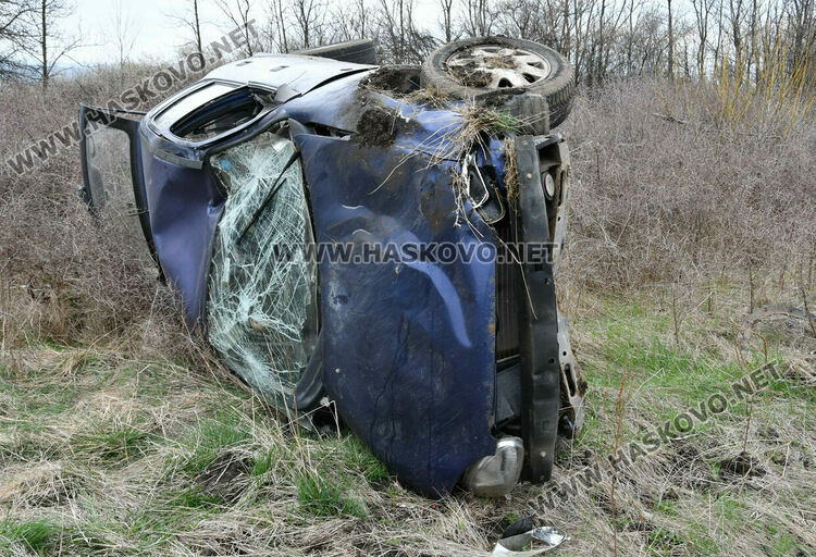 Мъж е с леки наранявания, след като се преобърна с колата си - Haskovo.NET
