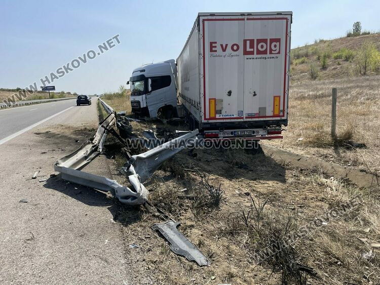 Водач на тир разби 40 метра мантинела и се заби в канавка - Haskovo.NET