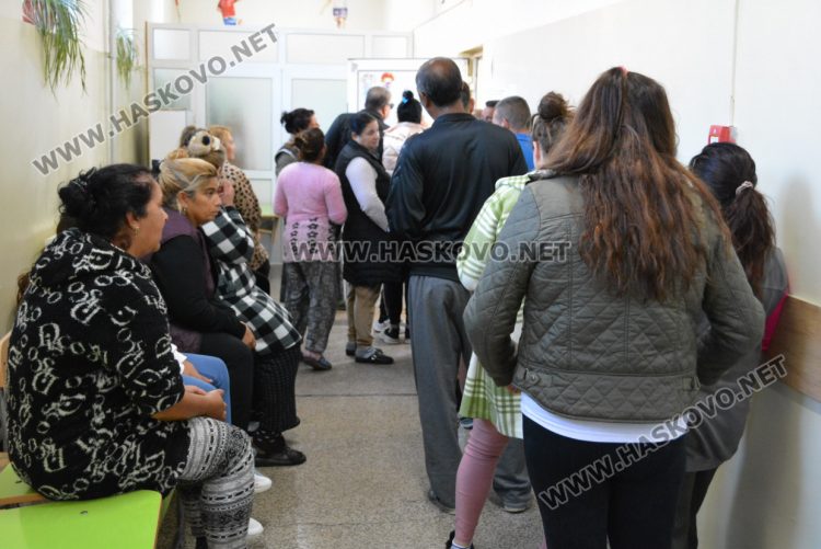 Желаещи да гласуват извиха опашки пред секции в „Република“, вотът основно с хартия - Haskovo.NET