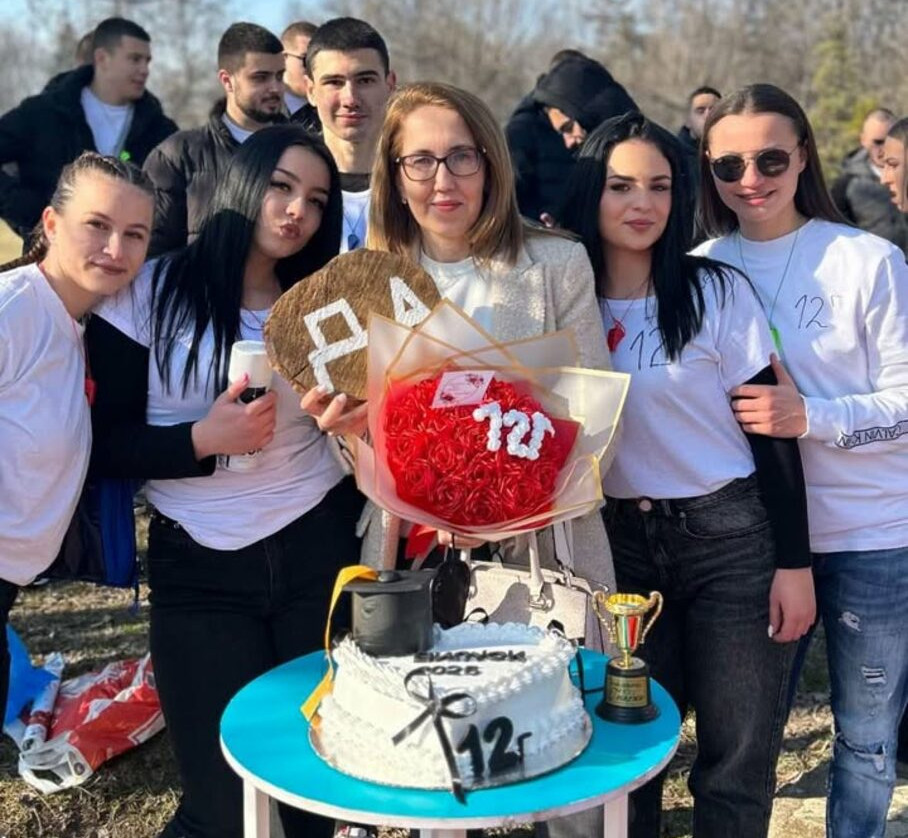 Ученици поканиха класната си на бала в Деня на влюбените - Haskovo.NET