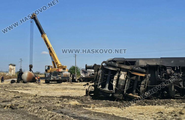Изтеглиха дерайлиралите цистерни от линията, 60 метра релси са унищожени - Haskovo.NET