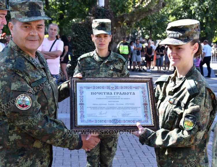 В Хасково посрещнаха тържествено над 100 военнослужещи от мисия в Косово - Haskovo.NET