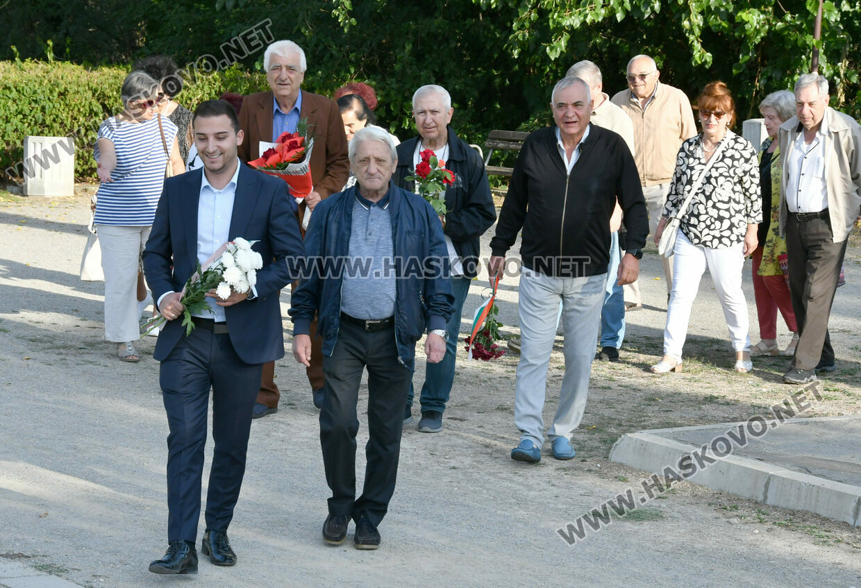 15 социалисти почетоха 9 септември в Хасково - Haskovo.NET